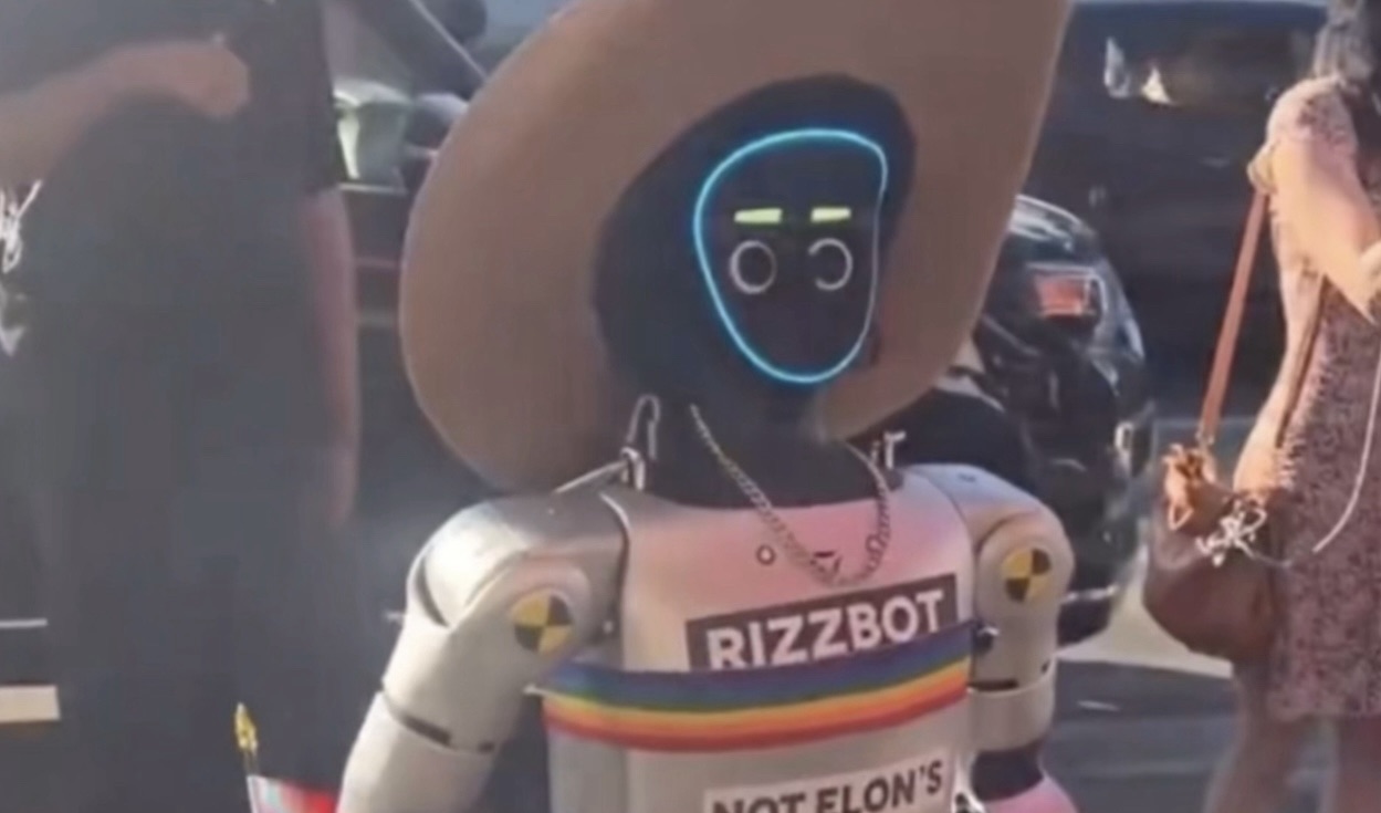AI POWERED ROBOT NAMED JACK THE RIZZBOT SEEN WALKING AROUND LA