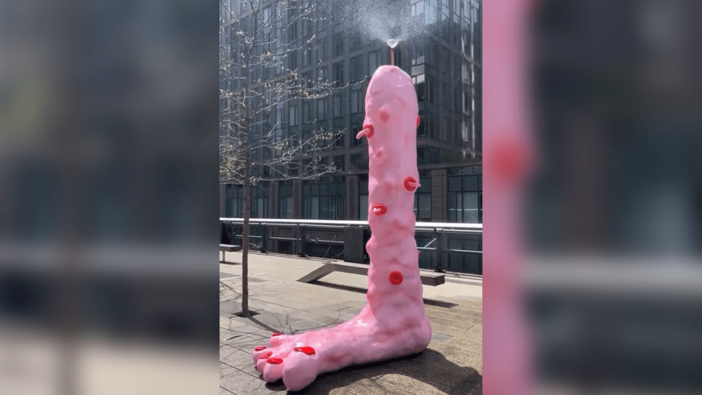 NYC REVEALS 10 FOOT TALL ‘PINK FOUNTAIN’ THAT SPRAYS WATER FROM THE TIP