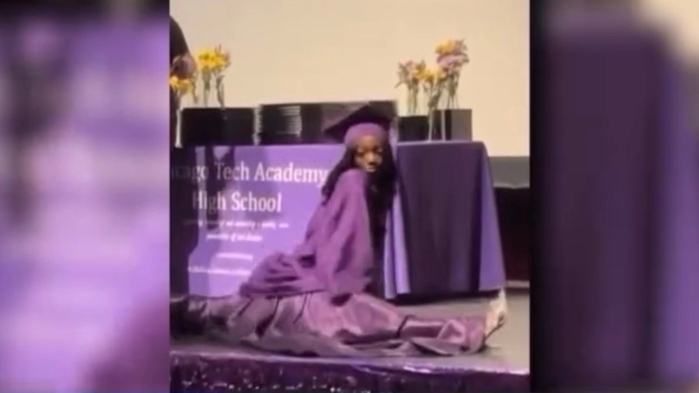 CHICAGO STUDENT LEFT WITHOUT DIPLOMA AFTER GRADUATION STAGE SPLIT